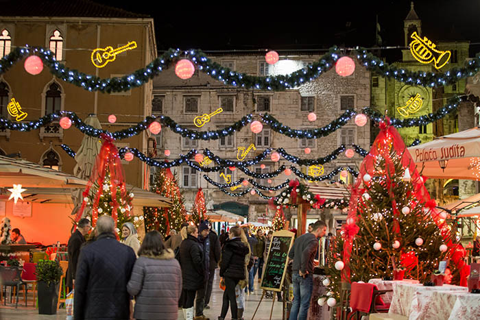 Advent u Splitu - zimski akvarel 2019. Posjetite suncem okupani ...