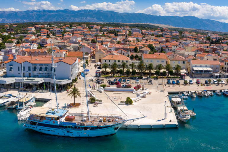 Grad Novalja obilježava 70 godina organiziranog turizma - Konferencija ...